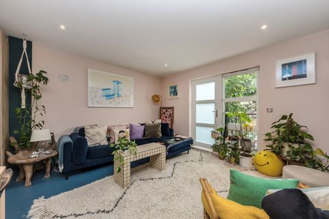 3 bed flat for sale in Reading Lane, London E8, £700,000 - Zoopla