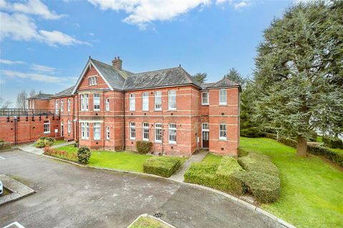 2 bed flat for sale in Oak Tree Way, Horsham, West Sussex RH13, £ ...