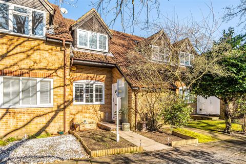 Addlestone, Surrey KT15, 2 bed terraced house for sale, £375,000 - Zoopla