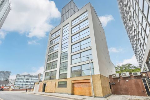 2 bed flat to rent in Clements Lane, Ilford IG1, £2,000 pcm - Zoopla