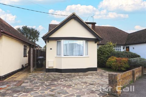 4 bed chalet for sale in Barbara Close, Rochford SS4, £450,000 - Zoopla