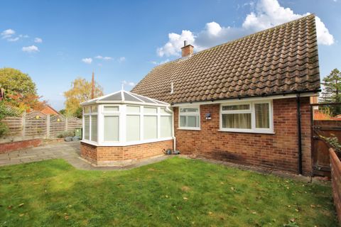 Manor Court, Blunham MK44, 2 bed detached bungalow for sale, £449,950 ...