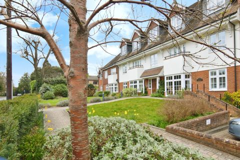 2 bed flat for sale in Harding Place, Wokingham RG40, £300,000 - Zoopla