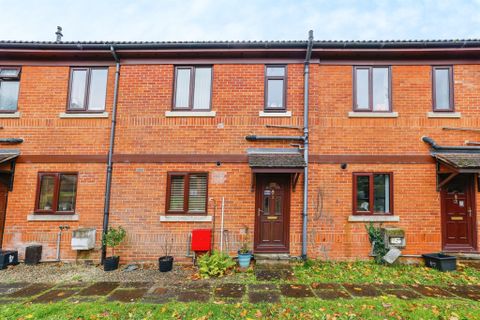 2 bed terraced house for sale in Maplecroft, Salisbury SP2, £190,000 - Zoopla