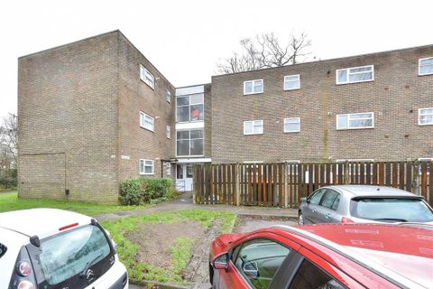 2 bed flat for sale in Selsey Road, Crawley, West Sussex RH11, £200,000 ...