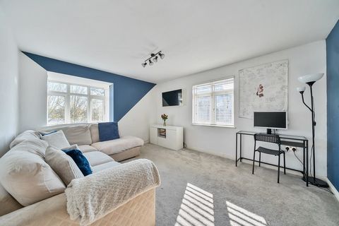 Whitmore Way, Horley, Surrey RH6, 3 bed flat for sale, £217,500 - Zoopla