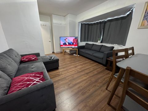 2 bed flat to rent in Renfrew Road, Hounslow TW4, £800 pcm - Zoopla