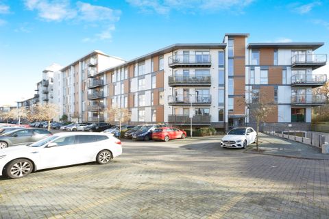 2 bed flat for sale in Commonwealth Drive, Crawley RH10, £250,000 - Zoopla