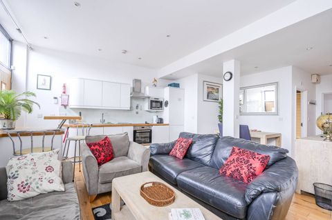 3 bed flat to rent in Stepney Causeway, Limehouse, London E1, £3,250 ...