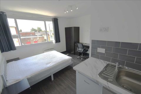 Waid Close, Room 5, Dartford DA1, Studio to rent, £900 pcm - Zoopla