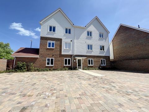 Manley Boulevard, Champion Court ME6, 2 bed flat to rent, £1,600 pcm ...