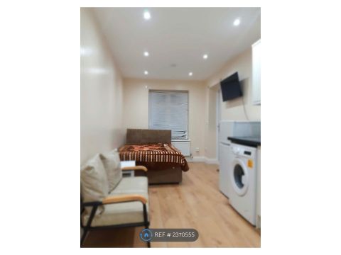 Studio to rent in Ditton Road, Datchet, Slough SL3, £925 pcm - Zoopla