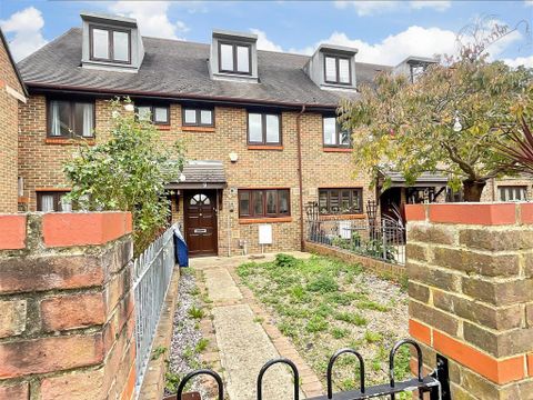 4 bed town house for sale in Larch Road, London E10, £363,500 - Zoopla