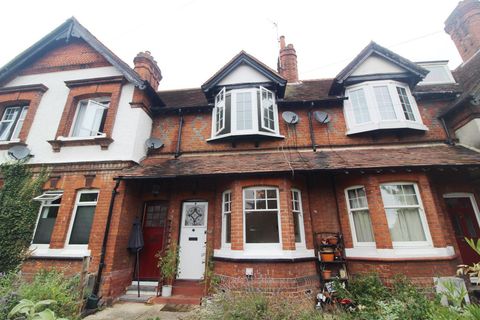 2 bed terraced house to rent in St. Saviours Terrace, Reading RG1, £1,400 pcm - Zoopla