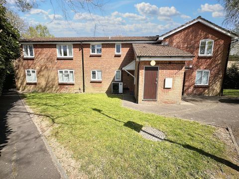 1 bed flat to rent in Huxley Close, Uxbridge UB8, £1,375 pcm - Zoopla