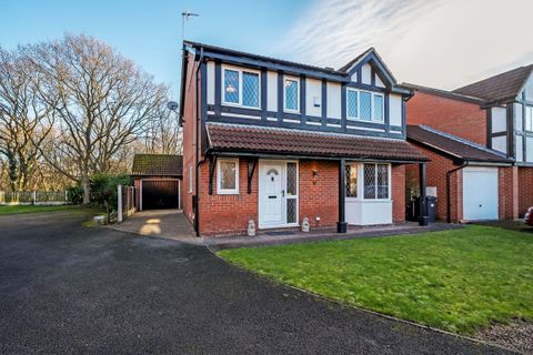 4 bed detached house for sale in Pinders Green Drive, Leeds, 9 LS26, £ ...