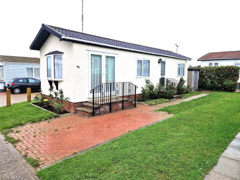 2 bed mobile/park home for sale in Tower Park, Hullbridge, Hockley SS5 ...