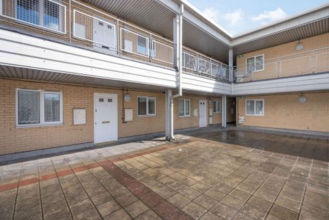 Pier Road, Erith DA8, 2 bed flat for sale, £240,000 - Zoopla