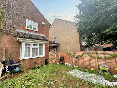 2 bed property for sale in Dorrington Close, Luton LU3, £230,000 - Zoopla