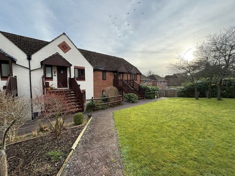 1 bed flat to rent in Rex Court, Haslemere GU27, £975 pcm - Zoopla