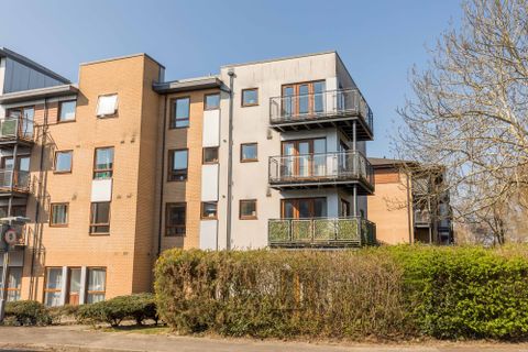 Commonwealth Drive, Finlay Court RH10, 2 bed flat for sale, £240,000 ...
