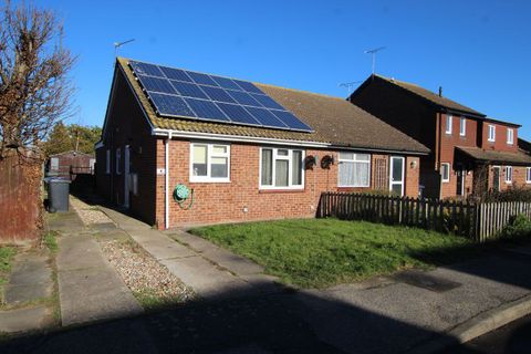 2 bed bungalow to rent in Rye Walk, Herne Bay CT6, £1,200 pcm - Zoopla