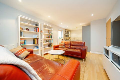 Academy Place, Isleworth TW7, 2 bed flat for sale, £375,000 - Zoopla