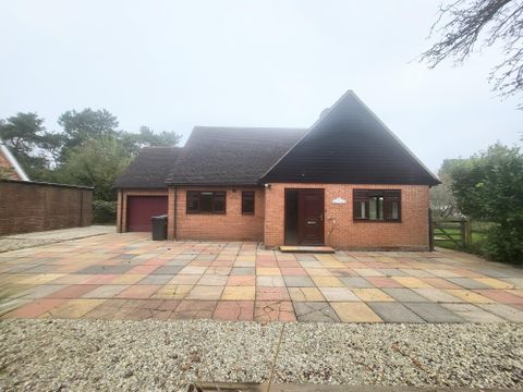 2 bed detached bungalow to rent in Pembroke Lane, Milton, Abingdon OX14, £1,350 pcm - Zoopla