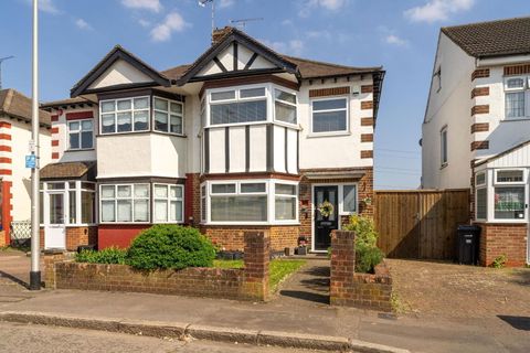Deynecourt Gardens, London E11, 3 bed semi-detached house for sale, £ ...