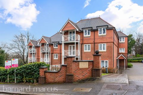 3 bed flat for sale in West Hill, Sanderstead, South Croydon CR2, £ ...
