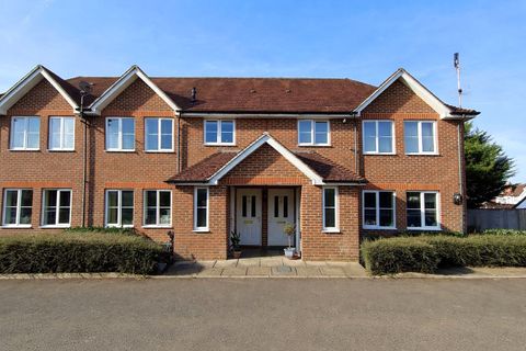 Fern Lea, Badshot Lea, Farnham, Surrey GU9, 2 bed flat for sale, £ ...