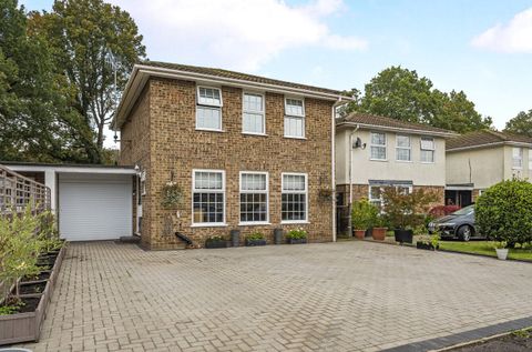 4 bed link detached house for sale in Guildford, Surrey GU2, £650,000 ...