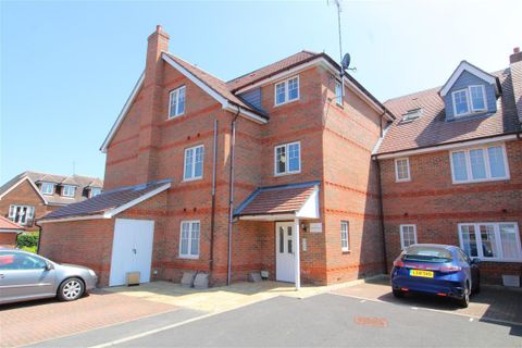 2 bed flat to rent in Larchfield Road, Maidenhead SL6, £1,550 pcm - Zoopla