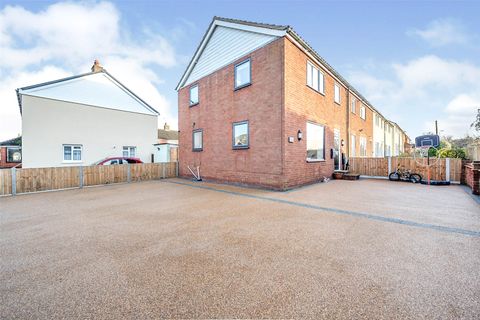 3 bed end terrace house for sale in Chigwell View, Collier Row, Romford ...