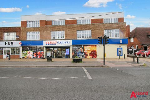 79A Front Lane, Upminster RM14, 2 bed flat to rent, £1,395 pcm - Zoopla