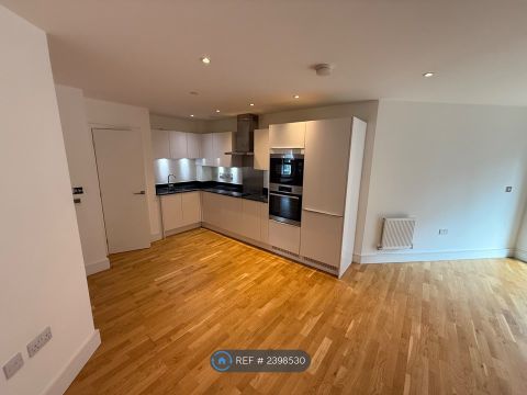 2 bed flat to rent in Cityview Point, London E14, £2,200 pcm - Zoopla