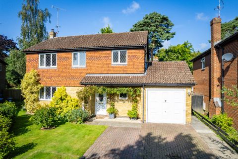4 bed detached house for sale in Ash Close, Lingfield RH7, £650,000 - Zoopla