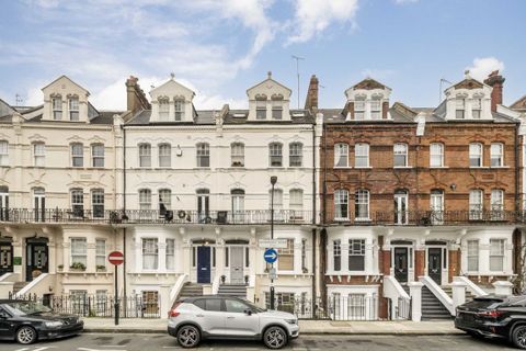 2 bed flat to rent in Avonmore Road, London W14, £2,500 pcm - Zoopla