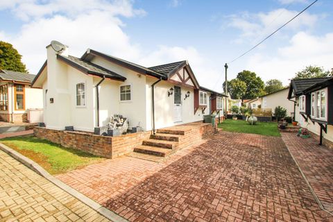 Friars Close, Harrietsham ME17, 2 bed bungalow for sale, £180,000 - Zoopla