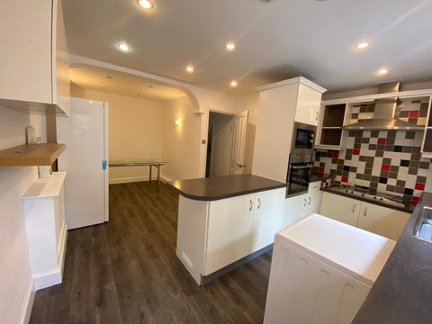 4 bed town house to rent in Aplin Way, Isleworth TW7, £2,600 pcm - Zoopla