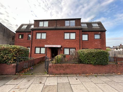 Queens Drive, Liverpool L15, 2 bed flat to rent, £695 pcm - Zoopla