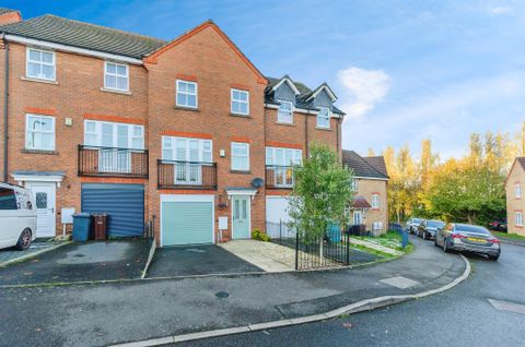 4 bed town house for sale in Bay Avenue, Bilston WV14, £250,000 - Zoopla