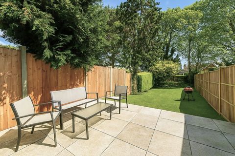 Tartar Road, Cobham, Surrey KT11, 2 bed flat for sale, £300,000 - Zoopla