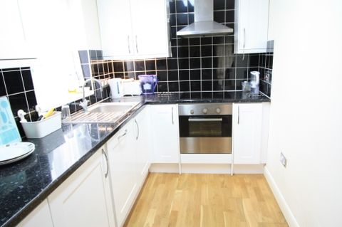 Eaton Road, Sutton SM2, 2 bed flat to rent, £1,850 pcm - Zoopla