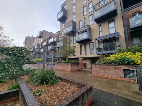 2 bed flat for sale in Lacey Drive, Edgware HA8, £409,950 - Zoopla