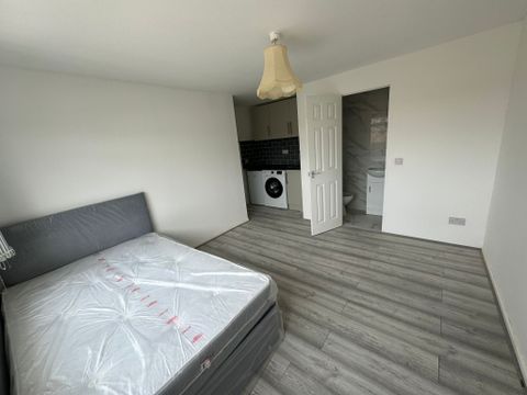 Studio to rent in Heaton Avenue, Romford RM3, £1,200 pcm - Zoopla