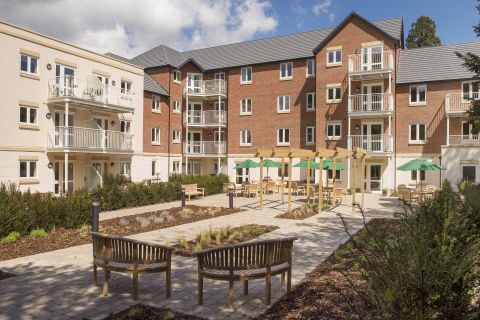 1 bed flat to rent in Bath Road, Devizes SN10, £2,680 pcm - Zoopla