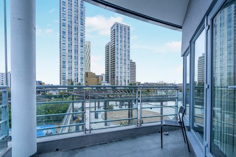Centrium, Station Approach, Woking, Surrey GU22, 2 bed flat for sale, £ ...
