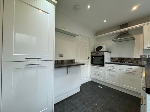 2 bed bungalow to rent in Love Lane, Rochester ME1, £1,350 pcm - Zoopla