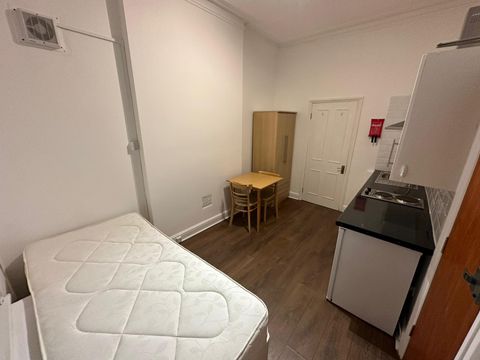 Studio to rent in Manstone Road, Kilburn, London NW2, £845 pcm - Zoopla